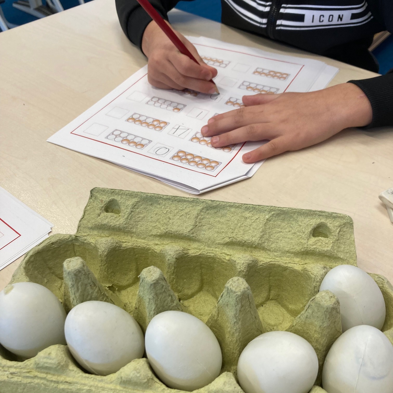 Rekenen - eierdozen aanvullen tot 10 - Kindertalenten